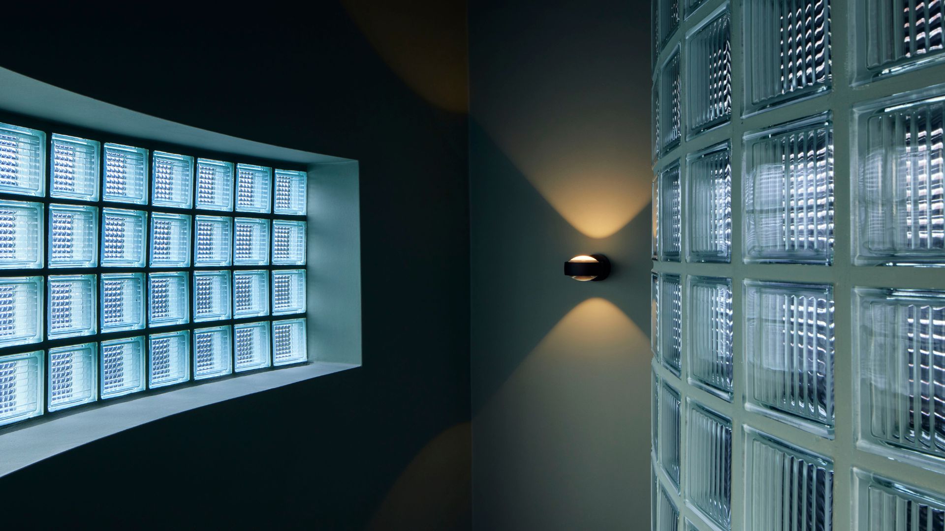 Sento verticale | Wall luminaire | Occhio